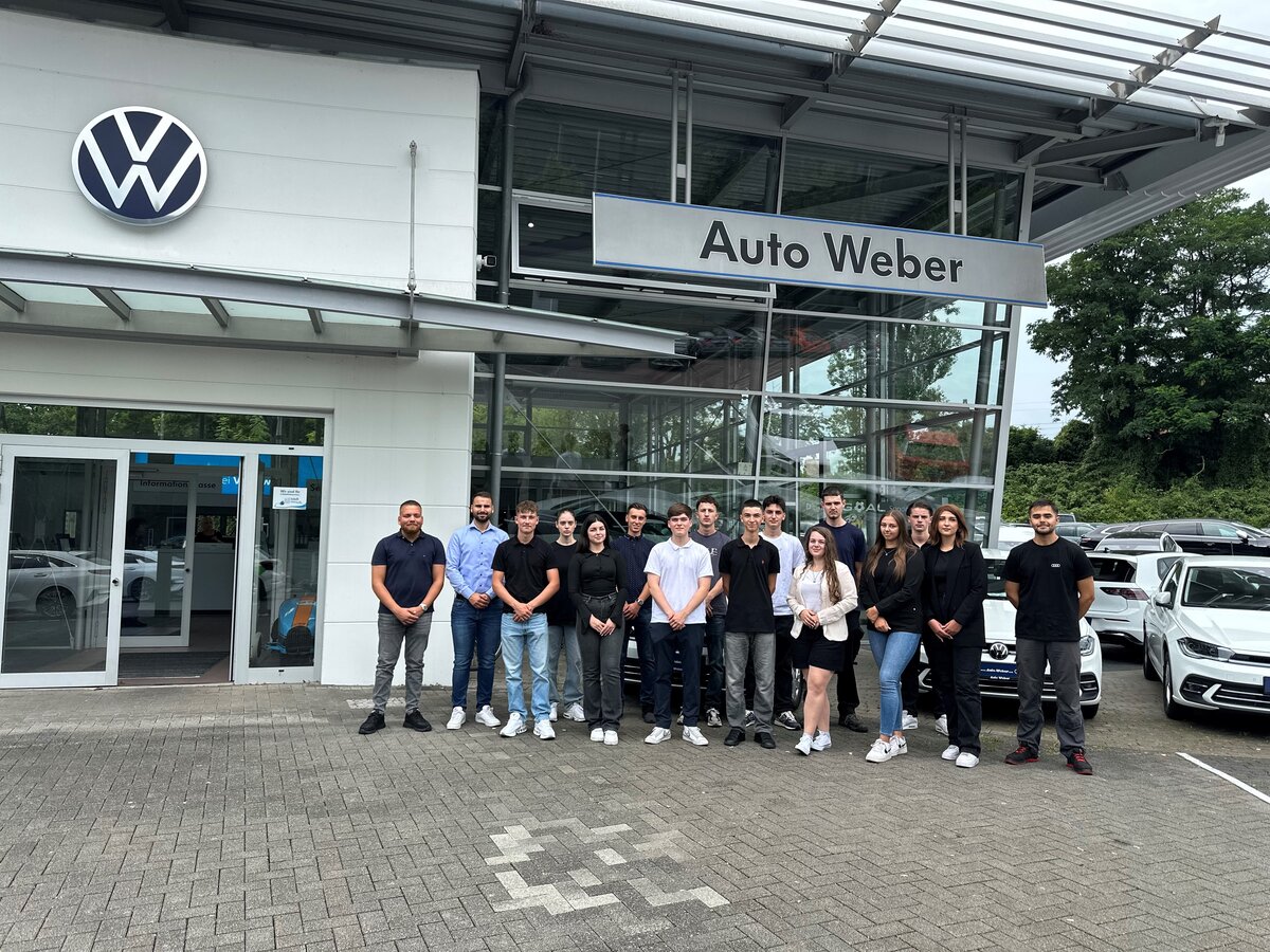 Stadt Ahlen: Autofamilie Auto Weber begrüßte am 1. August 13 Azubis.